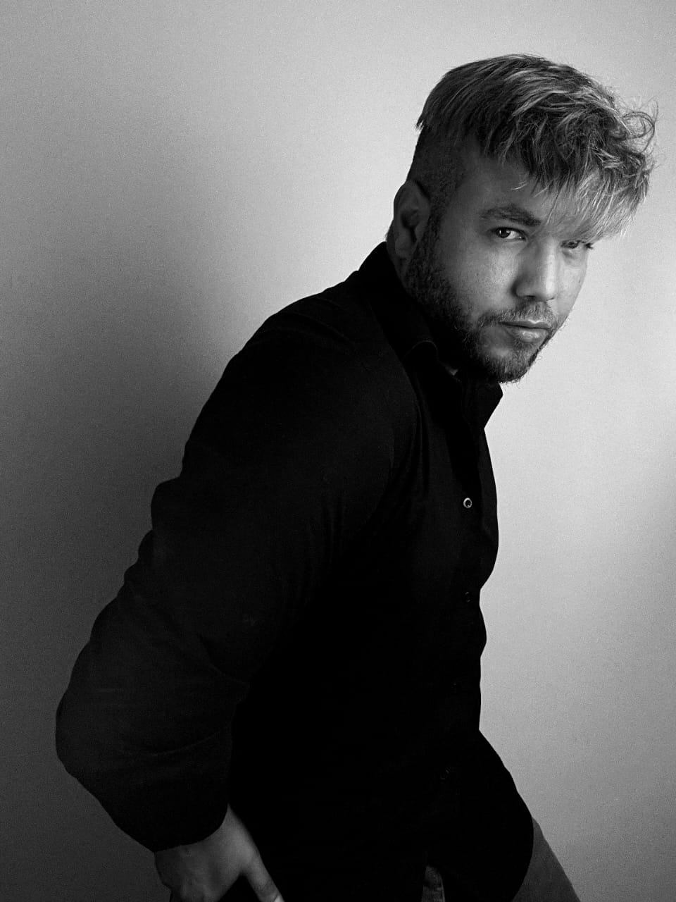 Interview with Singer Izack Under: the Journey to "Dangerous to Love"